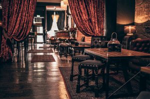 9 Best Cocktail Bars in Edinburgh You Need to Drink At