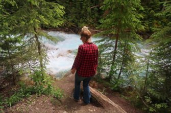 43 Essential Tips for Walking Alone if You're Nervous VickyFlipFlopTravels